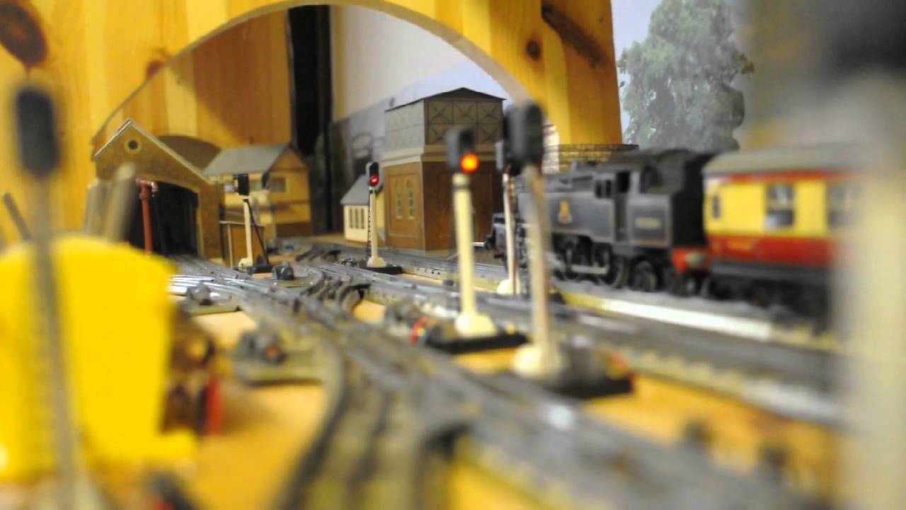 Hornby Dublo 3 rail layout - YouTube