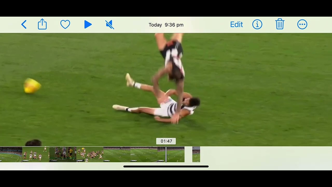 Jeremy Howe snaps his arm! AFL 2023 Round 1 Collingwood vs Geelong ...