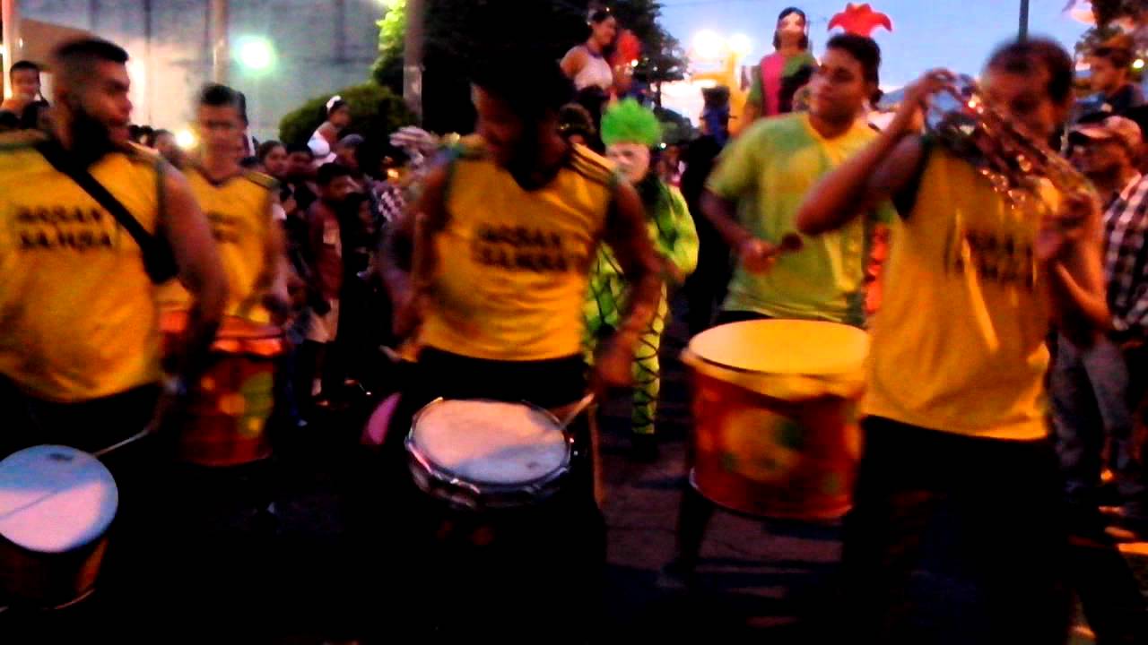 Desfile de Fantasia encabezado por Urban Samba batucada. - YouTube