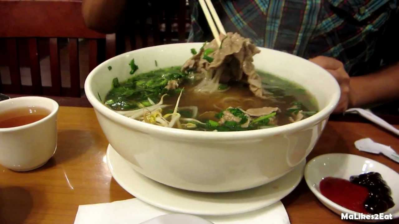 Eating Pho Tai - Best Pho in Town - Very Large Portion - Pho Quang ...