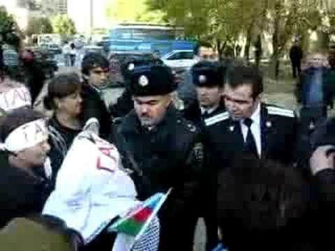 Qadınlar polisə qarşı Müsavat Gənclər Təşkilatı