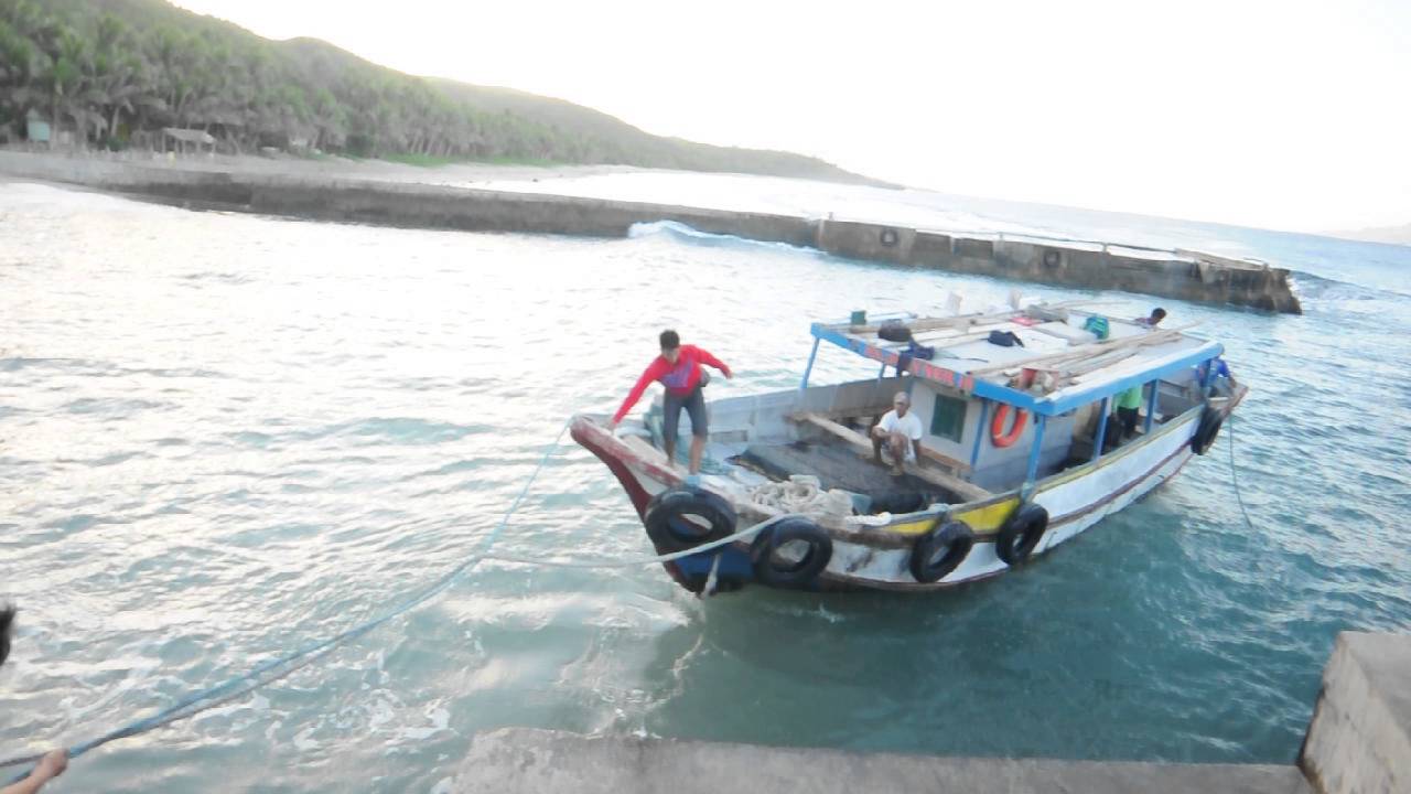 Faluwa boat in Ivana Port - YouTube