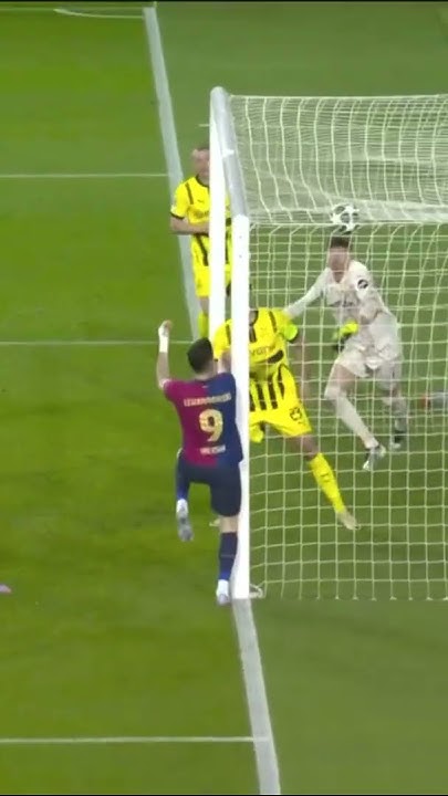 #Lewandowski menolak tua! #Dortmund #barcelona #UCL #shorts - YouTube