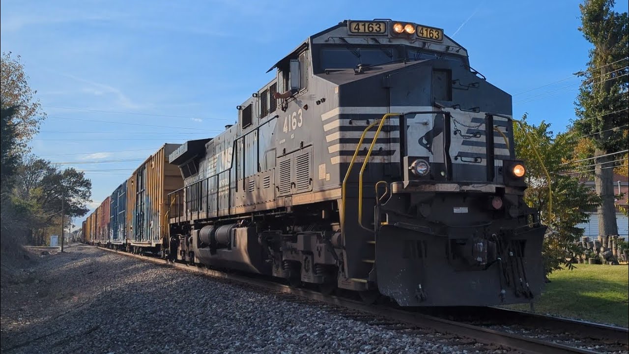 NS 30L With Gigantic Hornshow! - YouTube