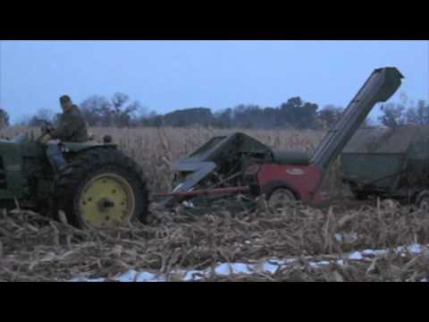 Corn picking in the snow - YouTube