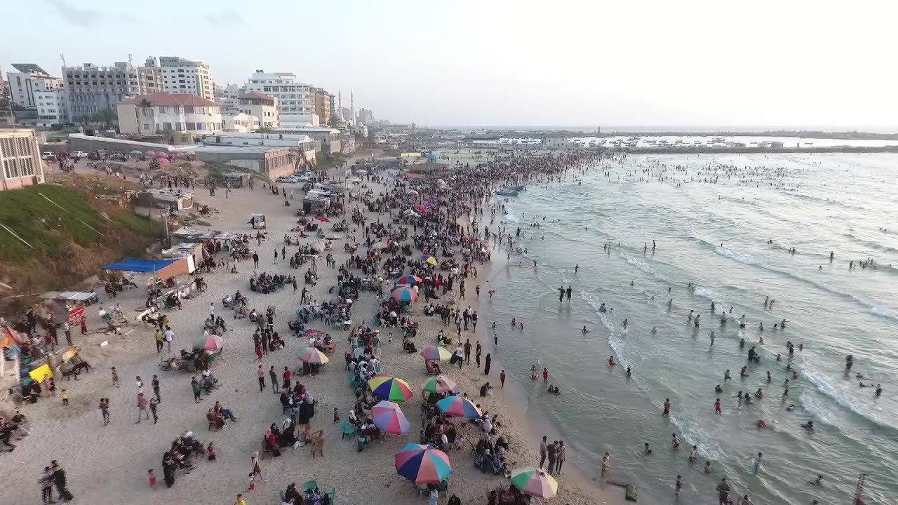 Gaza beaches packed as Israel-Hamas ceasefire holds | AFP - YouTube