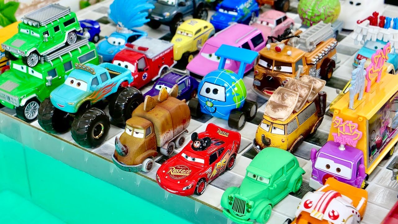 Disney Cars ☆ Various Cars minicars are dropped into emerald green ...