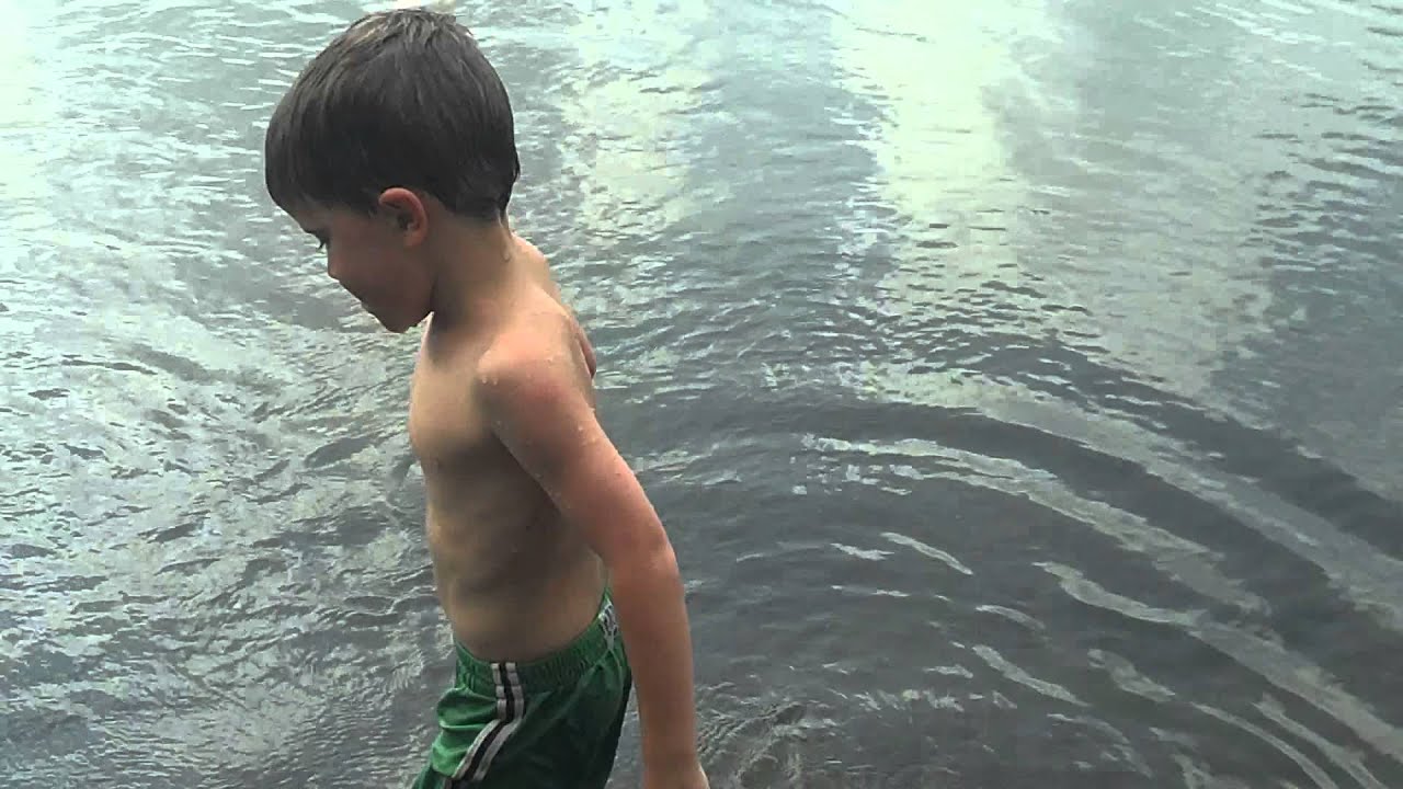 Owen dunks his head under water for the first tim - YouTube
