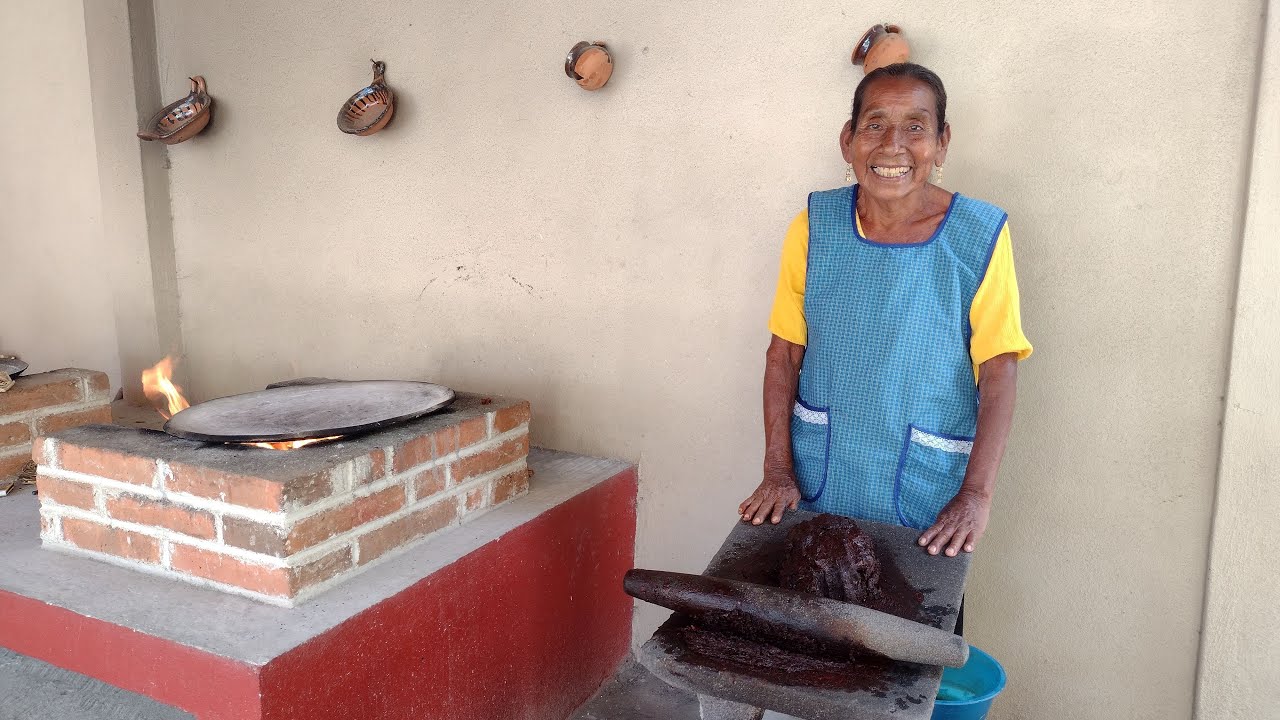 MOLIENDO LOS CHILES PARA EL MOLE DE GUAJOLOTE QUE VOY HACER EL DIA DE ...