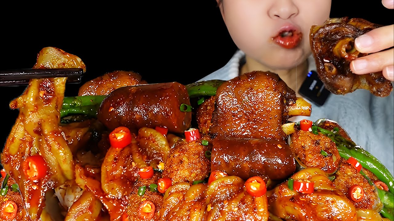 Eating braised pork, Boneless duck feet, tiger skin pepper, garlic ...