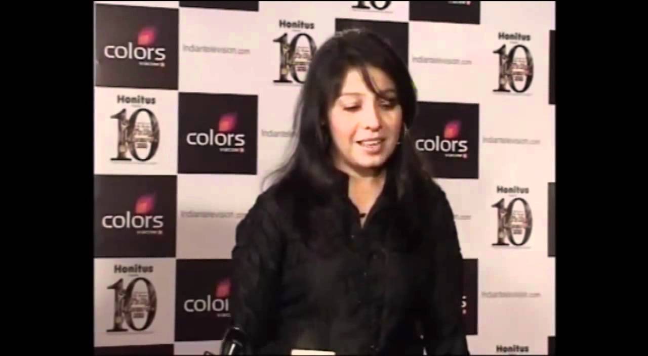 Live Sunidhi Chauhan sings sheela ki jawani - YouTube