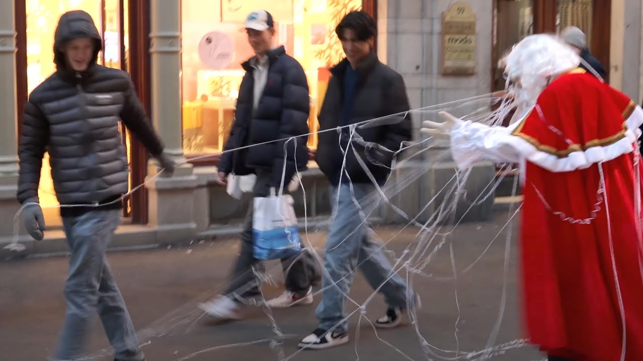 Sneezing SANTA Prank 🎅🏻-Julien Magic - YouTube