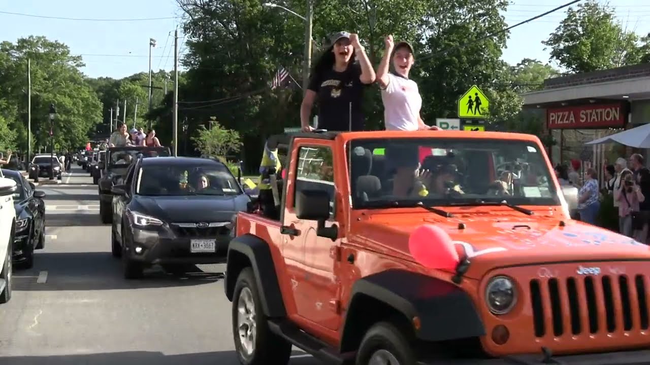 2022 Senior Car Parade - YouTube