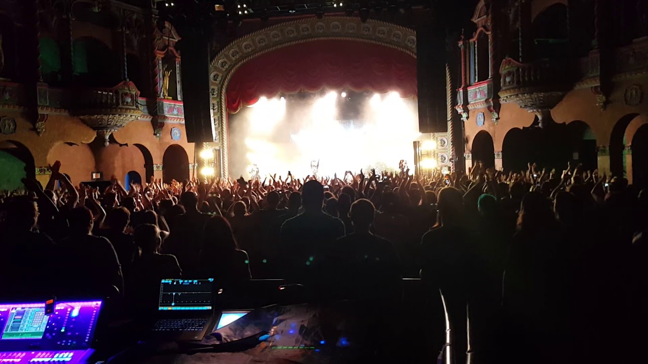 Babymetal Pumping up the crowd. - YouTube