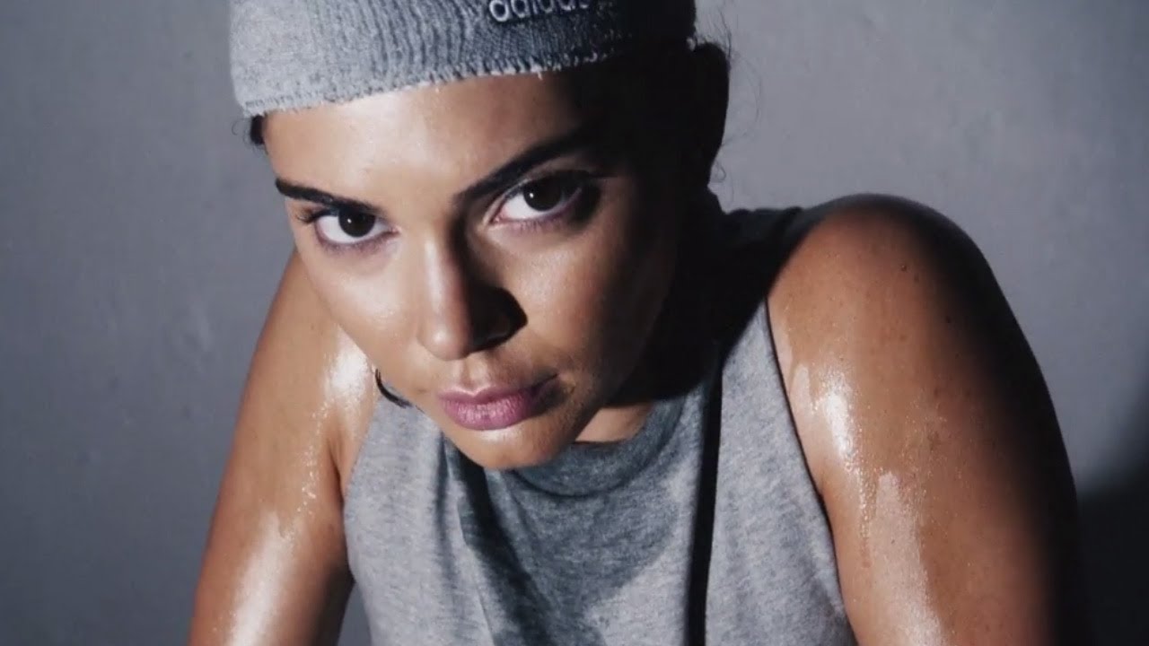 Kendall Jenner Drinks RAW EGGS & Shows Off Boxing Skills - YouTube