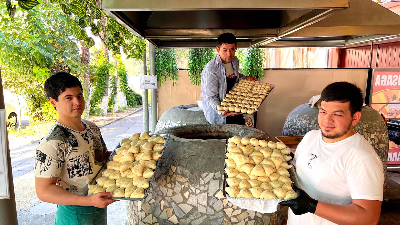 Interesting street food Uzbek somsa "Somsani qizig'i" Assalom ...