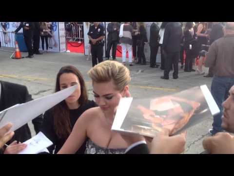 Kate Upton signing autographs at the Red Carpet premiere of
