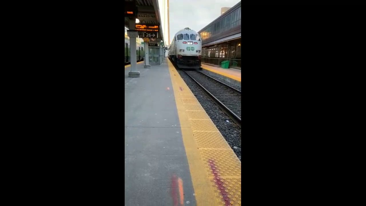GO Train Arriving Union Station Toronto. - YouTube