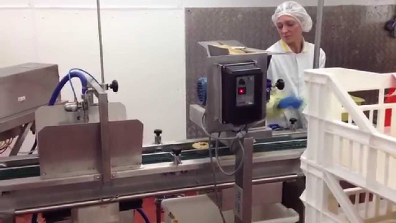 PIE MACHINE - John Hunts 7 Station Auto Champion making fruit pies ...