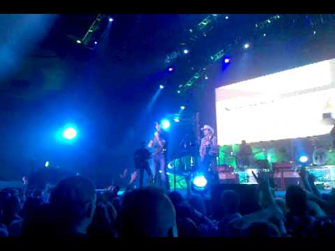 Brad Paisley with fiddler Justin Williamson - Live 1/24/10 - YouTube