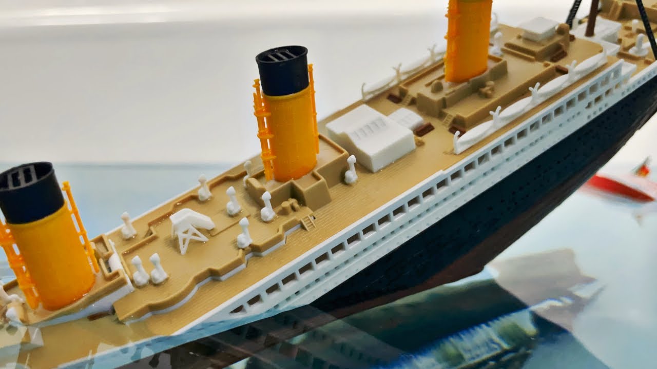 Titanic Model Sinking with Lots of Ships Tested in the Water [ Titanic ...