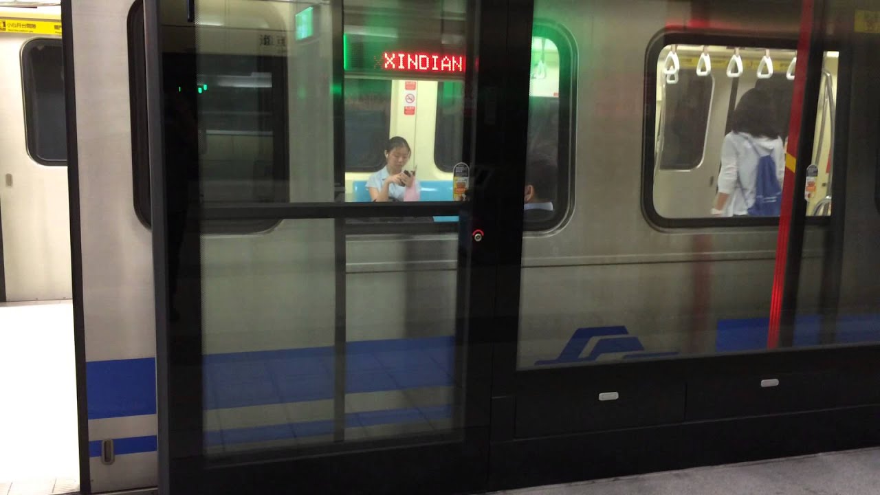 台北捷運C381型台北小巨蛋進出站 - YouTube