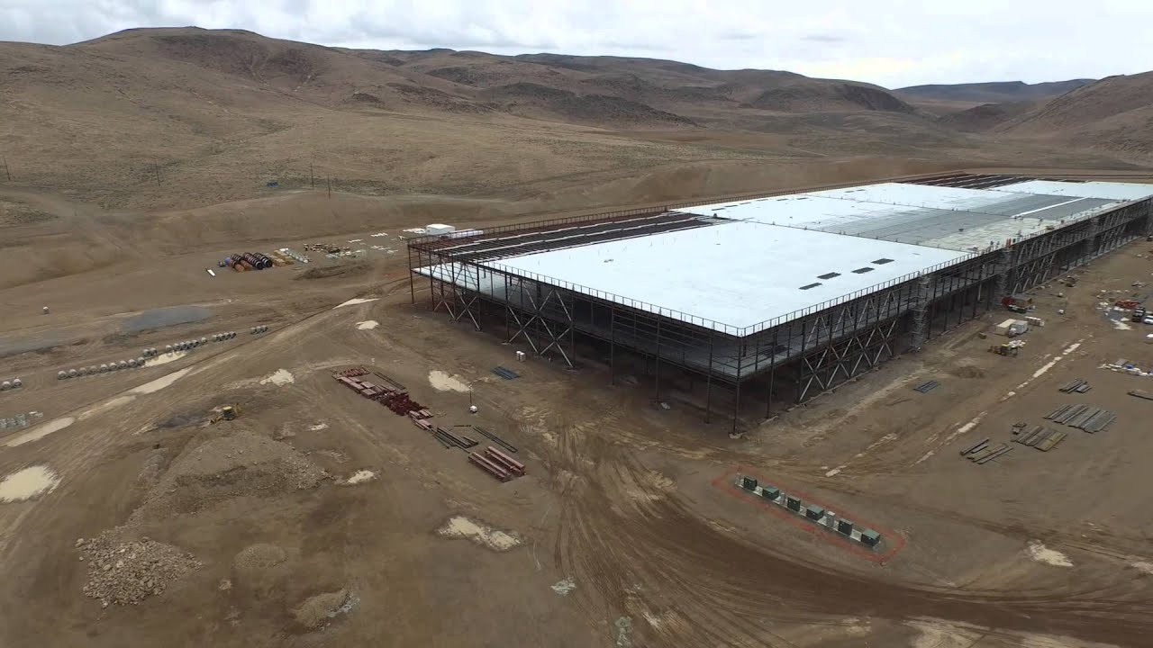Drönare flyger över Teslas Gigafactory 1. Ett rätt stort bygge. | Feber ...