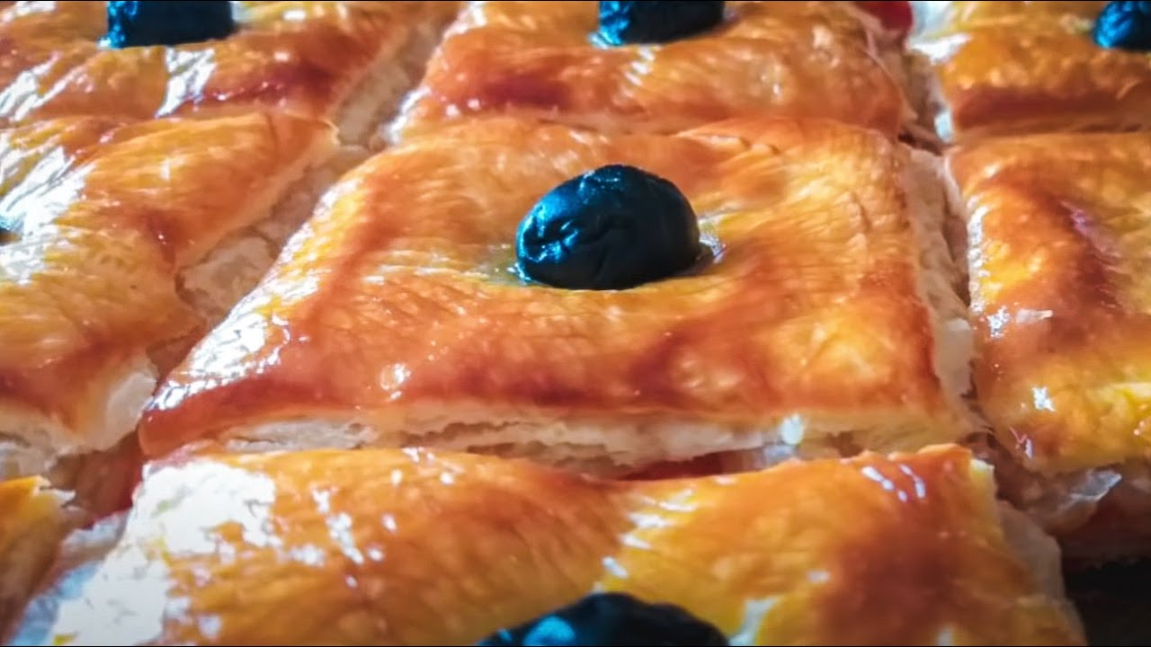 Pizza couverte à la pâte feuilletée كوكا او بيتزا كوفار - YouTube