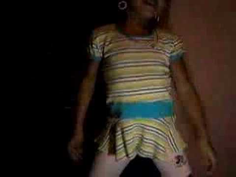 kailane cantando e dançando