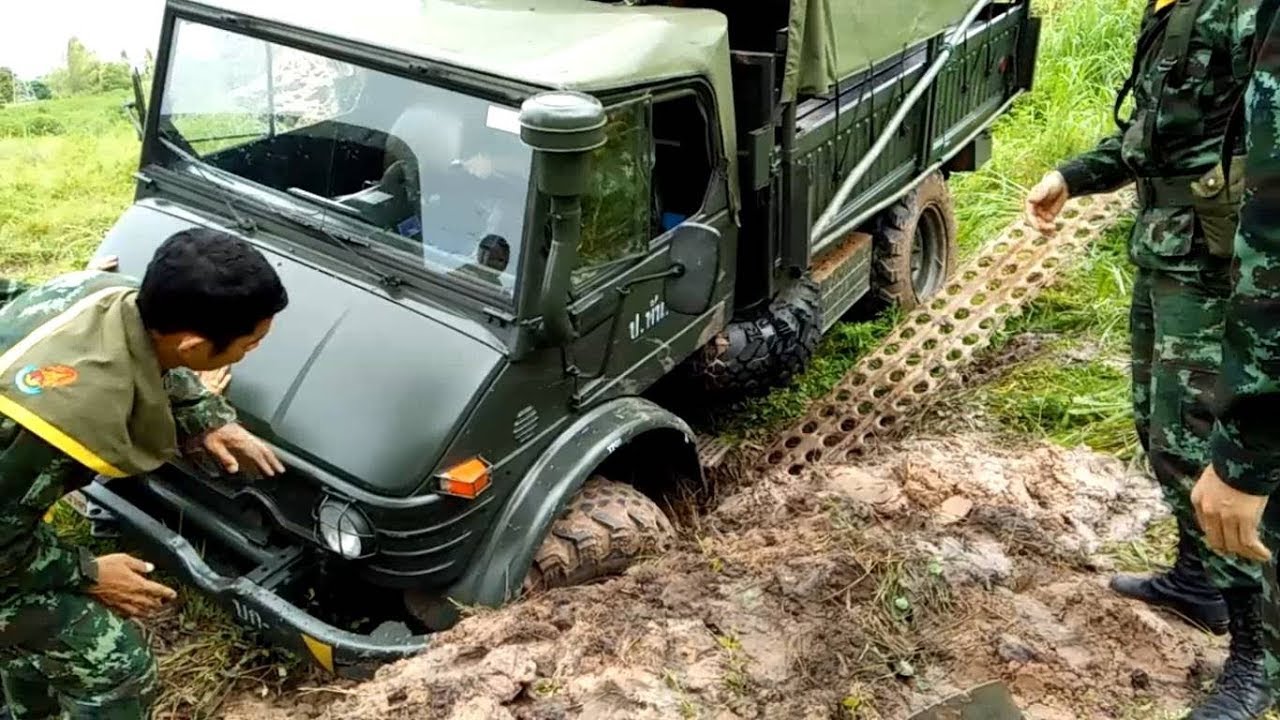Unimog in heavy mud - รถทหารยูนิมอคติดหล่ม - YouTube