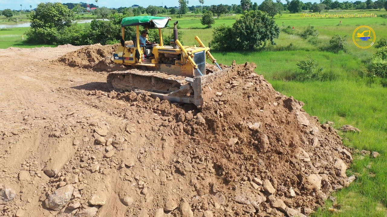SHACMAN Dump Trucks Dumping Dirt & Komatsu Dozer Pushing Dirt - YouTube