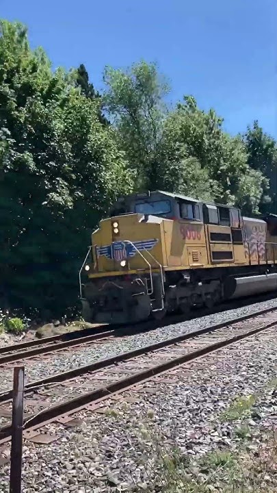 Union Pacific sd70ace horn show - YouTube