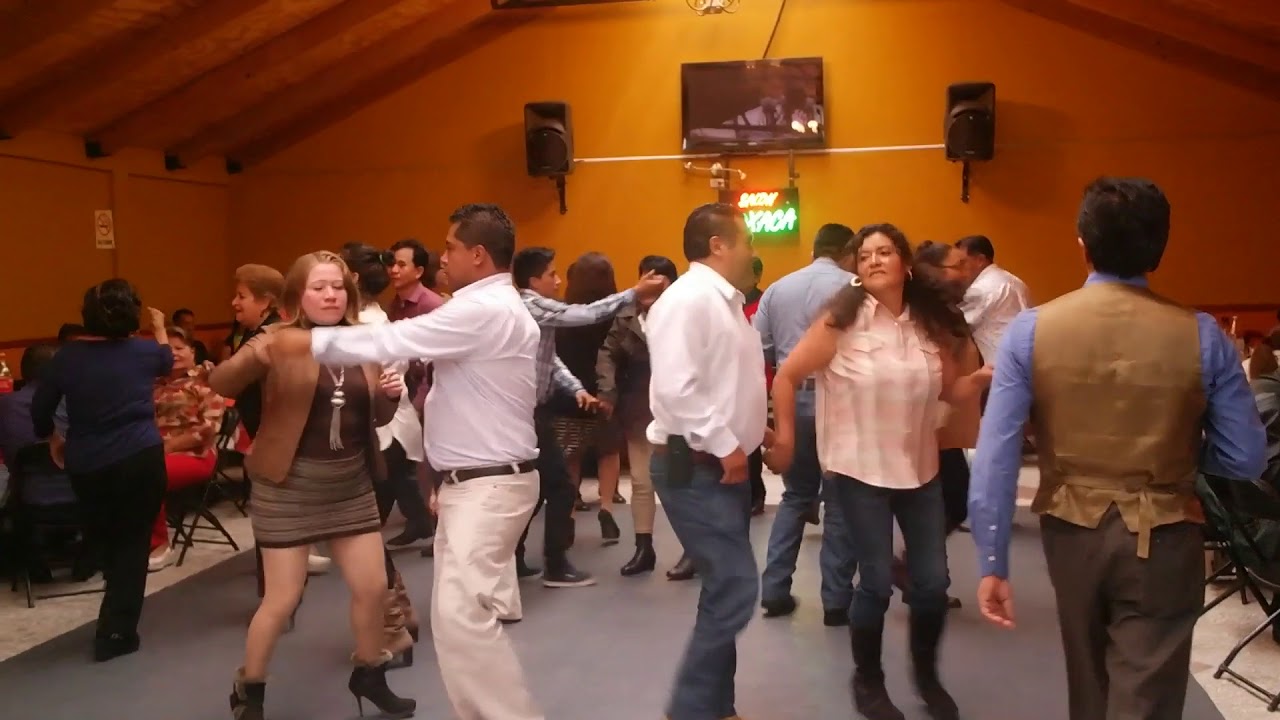 Tecladista con cantantes Duo Forzza by Central Beat - YouTube