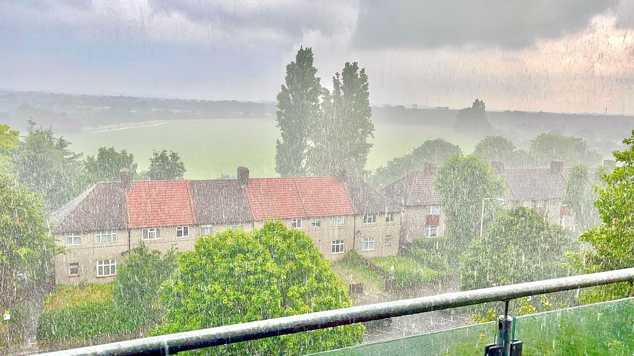 Heavy Rain and Flood in London | This has Naver been seen in London ...