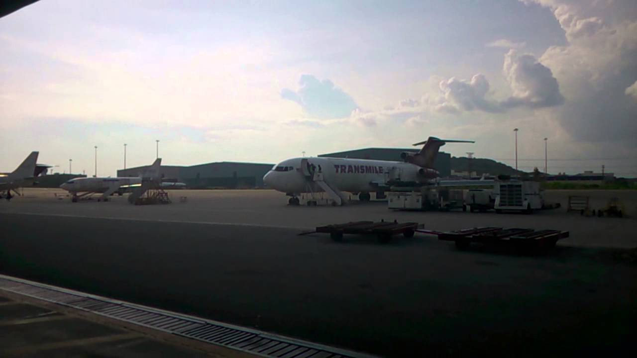 Transmile B727F Taxiing into Transmile Cargo Center (View from Apron ...