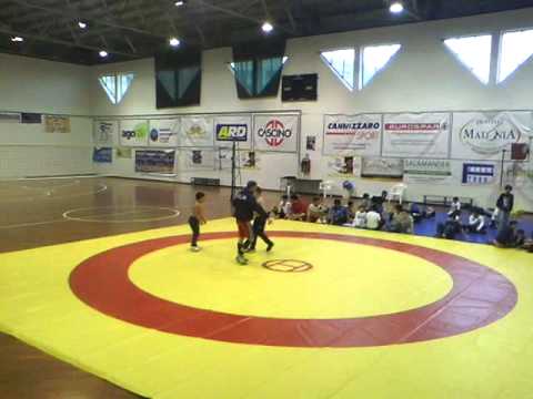 Nicolas Pagano primo test di lotta - YouTube