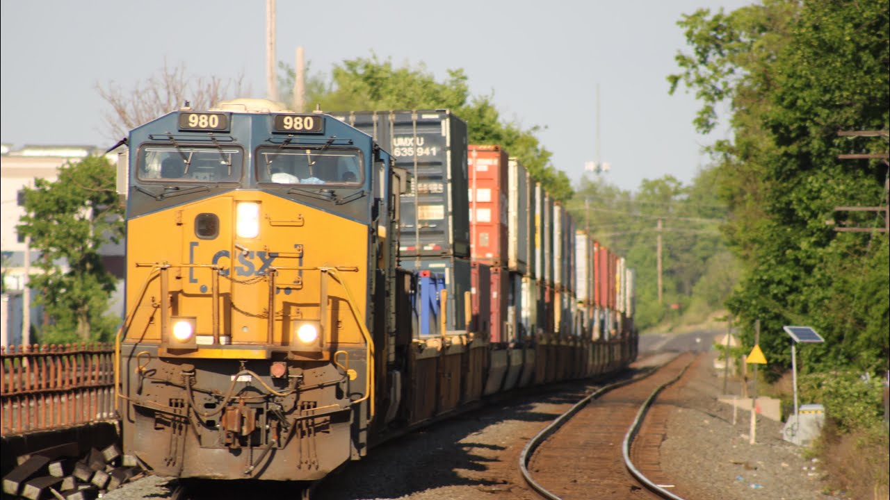 CSX 980 ES44AH leads CSX I158 with a Friendly crew at Bound brook,NJ ...