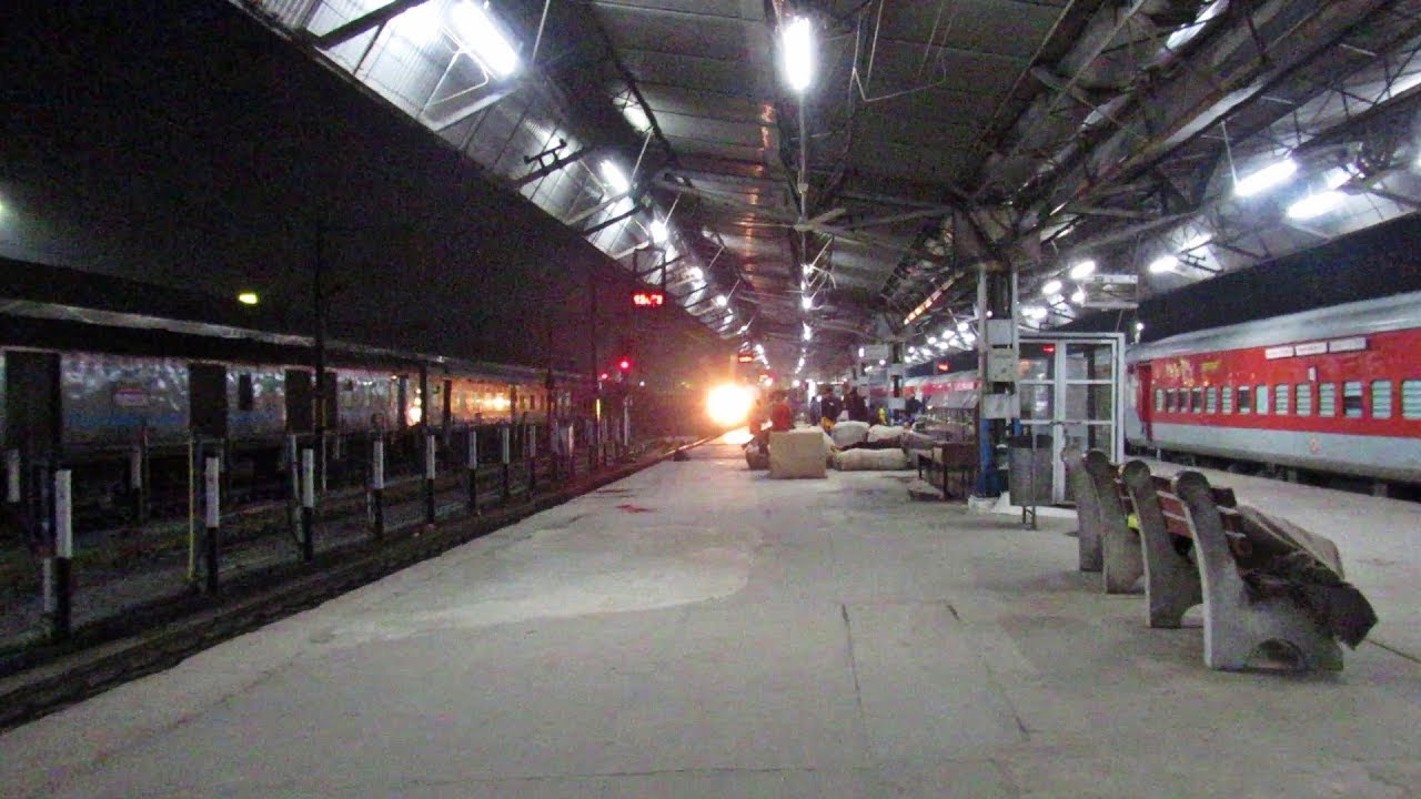 12453 Ranchi RAJDHANI Arriving KANPUR CENTRAL !! - YouTube