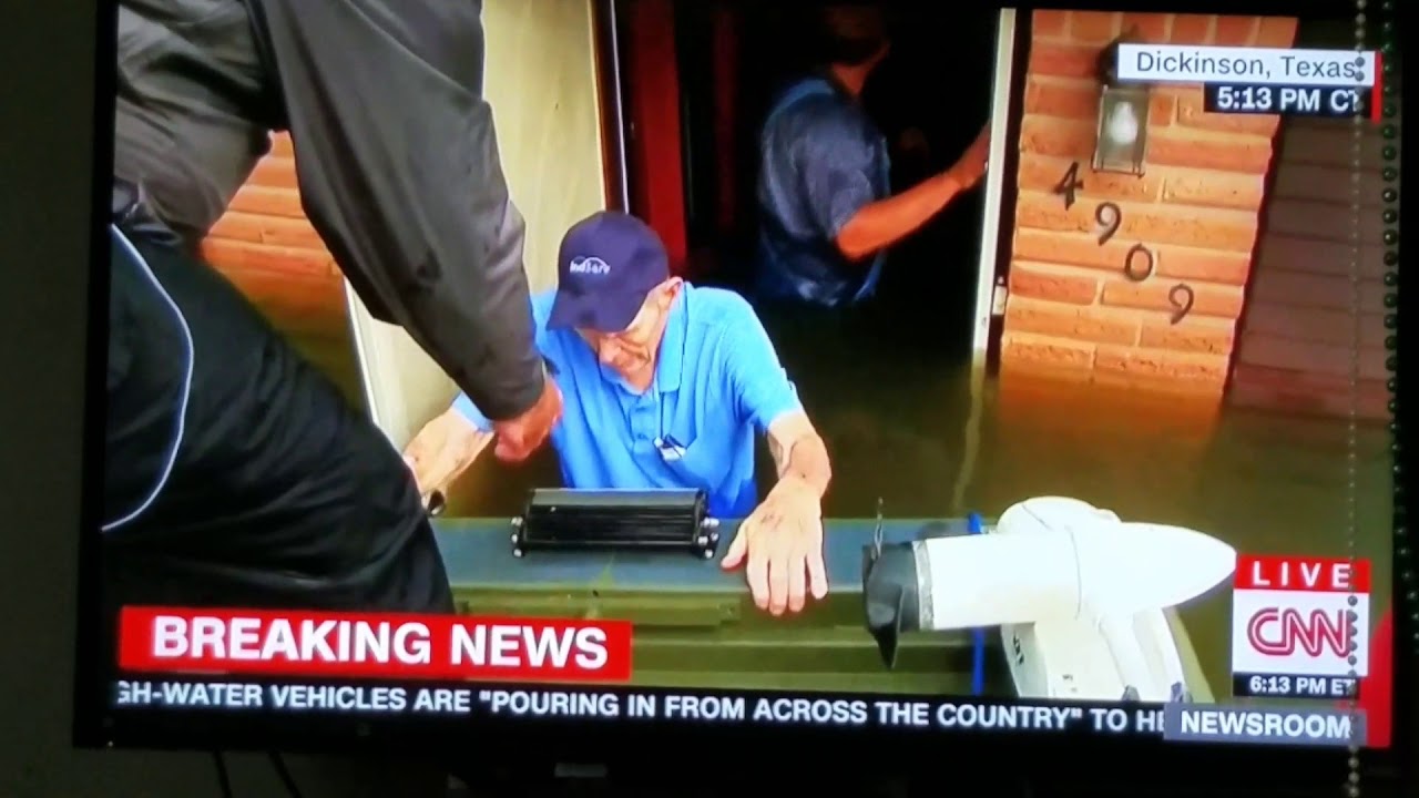 CNN crew live rescue in Texas - YouTube