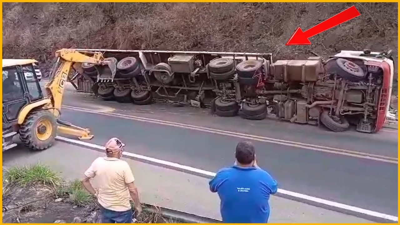 Truck Nearly CRUSHES People On Site || 25 Terrifying Construction ...