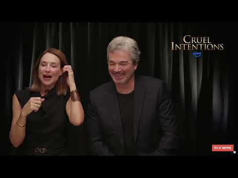 Claire Forlani plays an older woman flirting with a younger guy in #CruelIntentions
