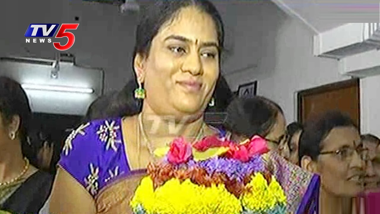 Harish Rao Wife Srinitha Celebrates Bathukamma Festival 2016 | TV5 News ...