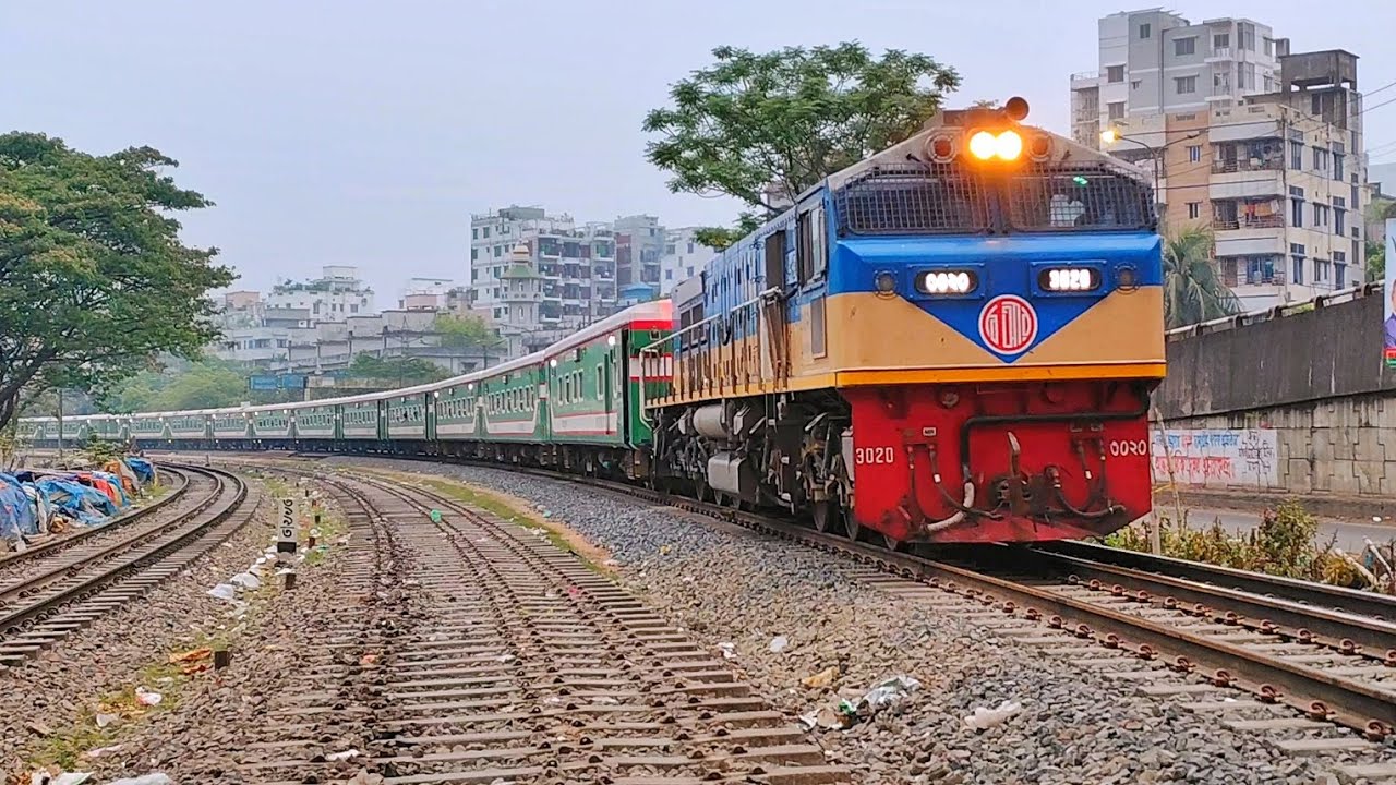 Turna Express Slowly moving at Khilgaon Rail curve || Chittagong to ...