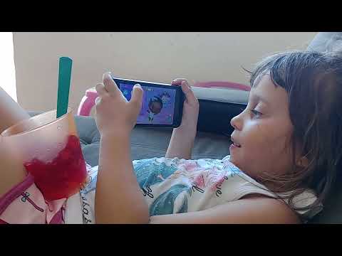 Sophia kids jogando no telefone, ganha uma gelatina e fica feliz. come come infantil.