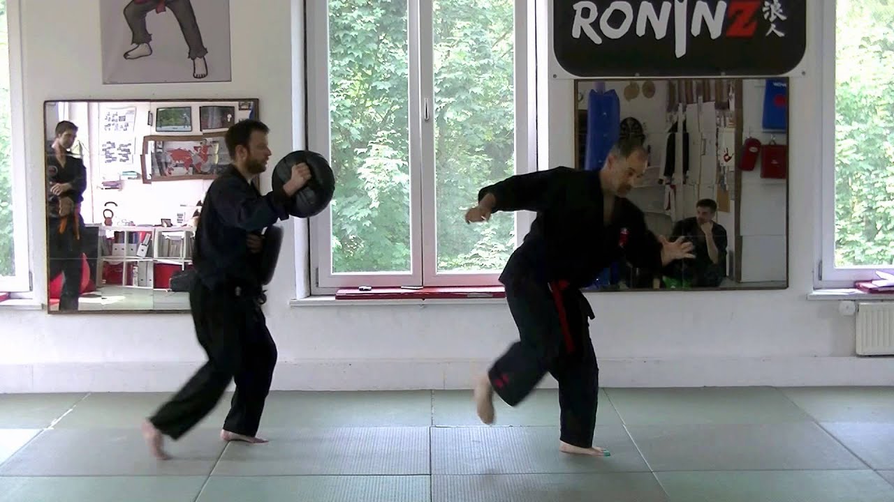 Ju-Jutsu-Do | Basis Pratzentraining | Tritte - YouTube