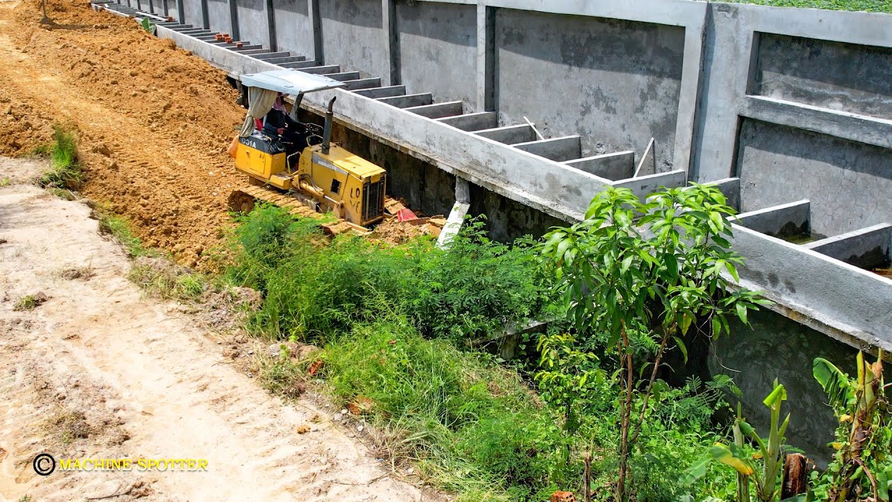 Display The Project By Skills Technique Dozer Cutting The Ground Fill ...