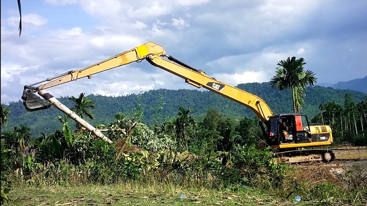 excavatorofficial long arm cleaning water reservoir dam - YouTube