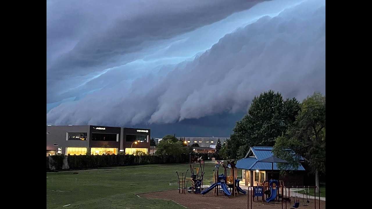 Monster shelf cloud plows through Twin Cities - YouTube