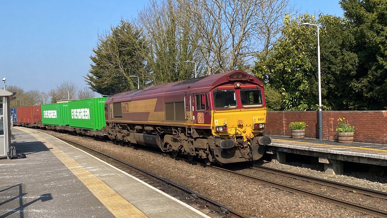 EWS classic livery powers south 66121 DB cargo 4L45 with 34 containers ...