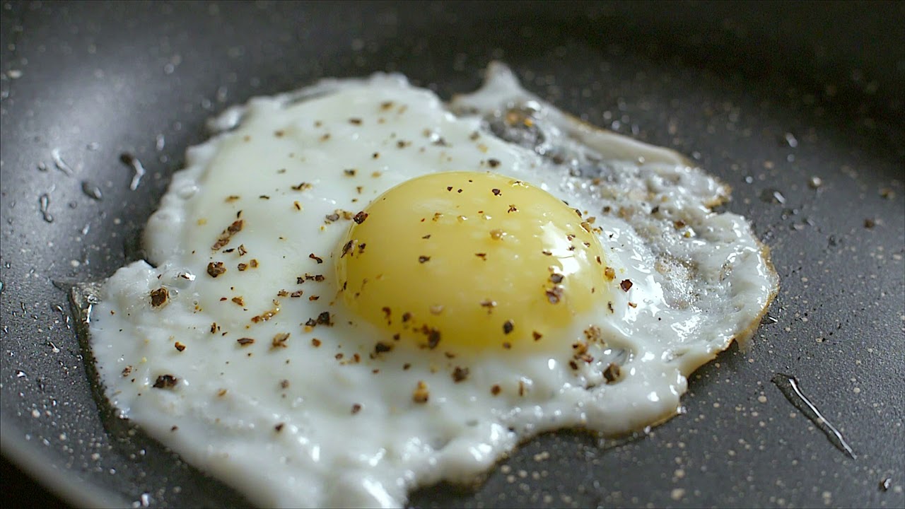 Cooking eggie - YouTube
